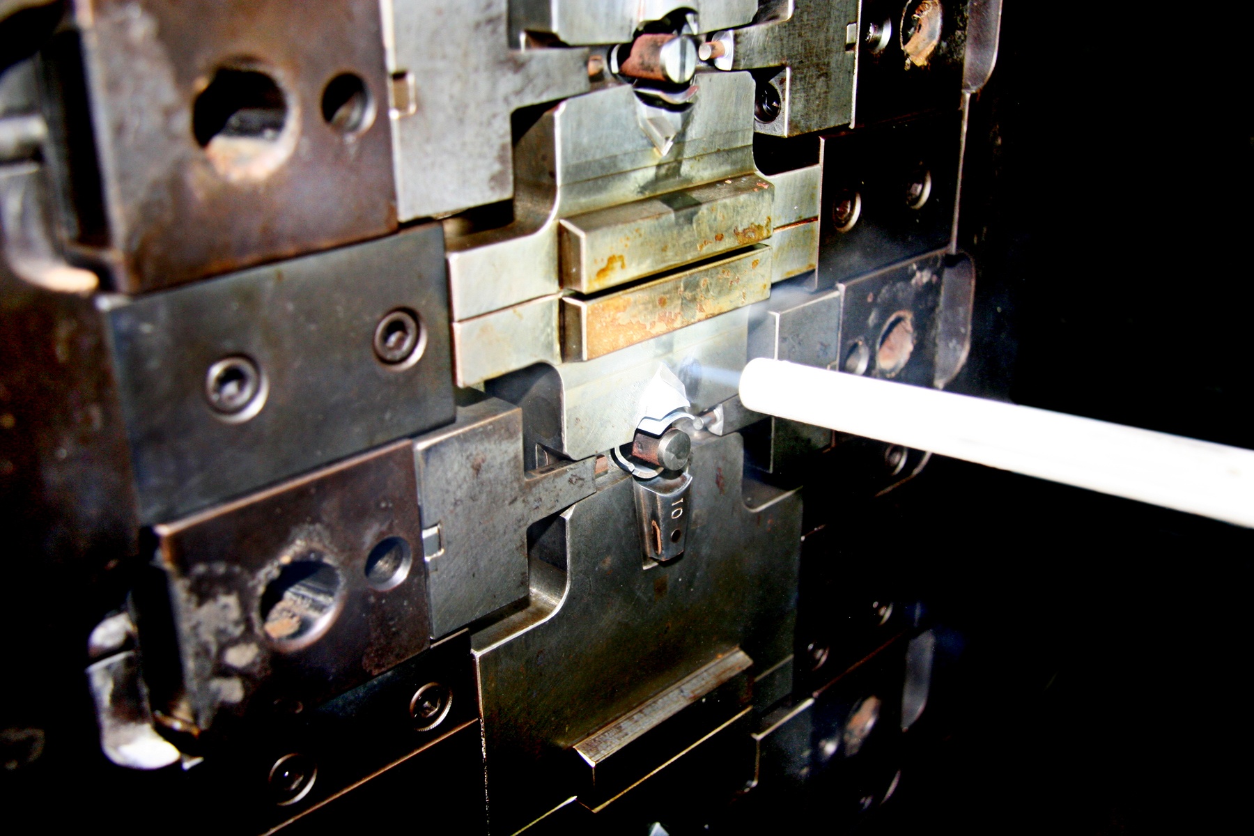 The magic of dry ice cleaning in mold maintenance